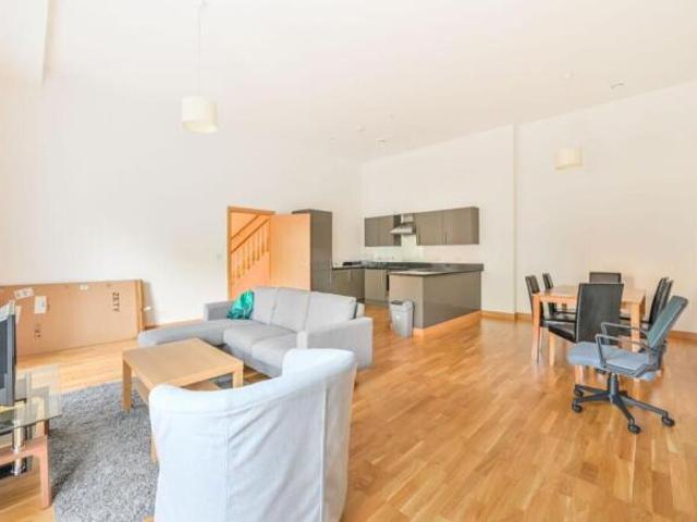 3 bedroom flat for rent in High Street, Stratford, London, E15