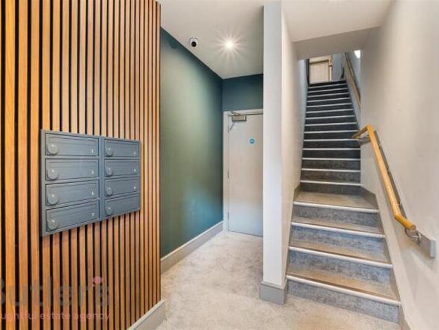 3 bedroom flat for rent in High Street, Sutton, SM1