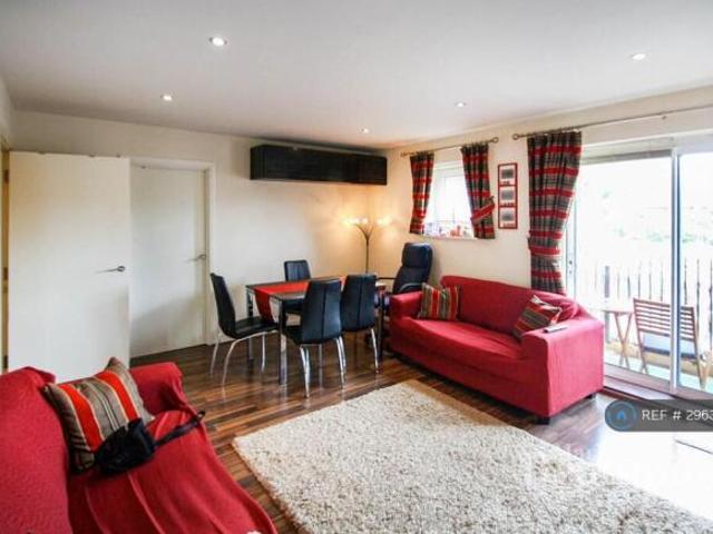 3 bedroom flat for rent in Highfield Close, London, SE13