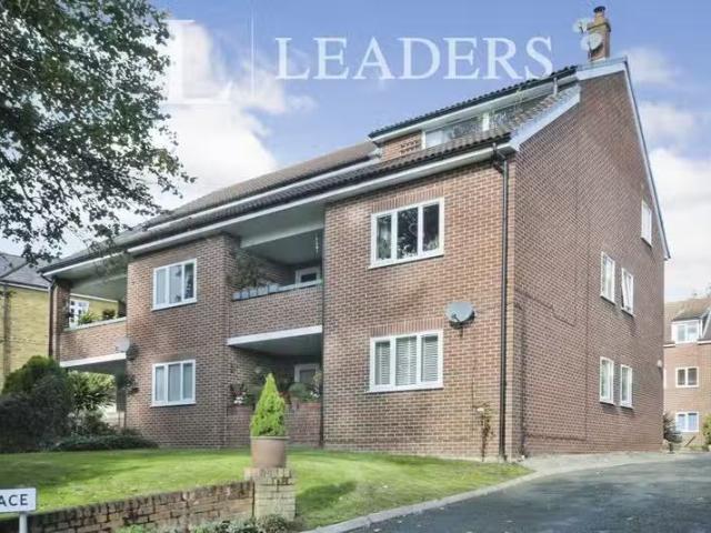 3 bedroom flat for rent in Hildenlea Place, Shortlands, BR2