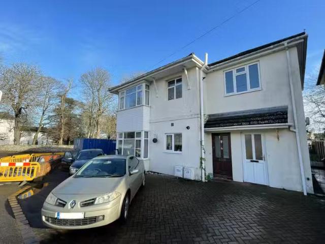 3 bedroom flat for rent in Home Road, Kinson, BH11