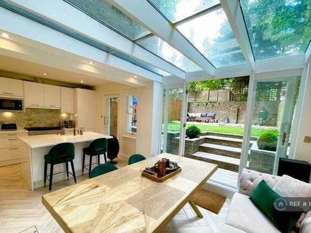 3 bedroom flat for rent in Holland Road London W14
