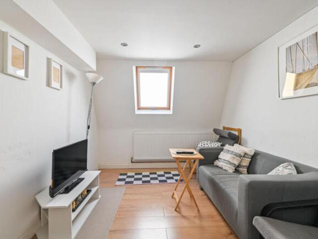 3 bedroom flat for rent in Holloway, London, N7