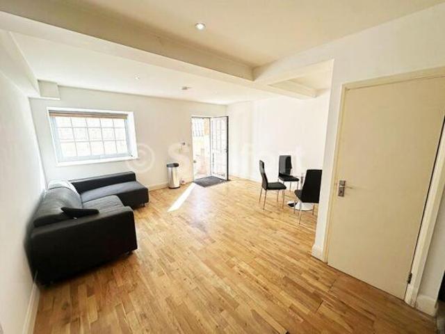 3 bedroom flat for rent in Holloway Road, London N7