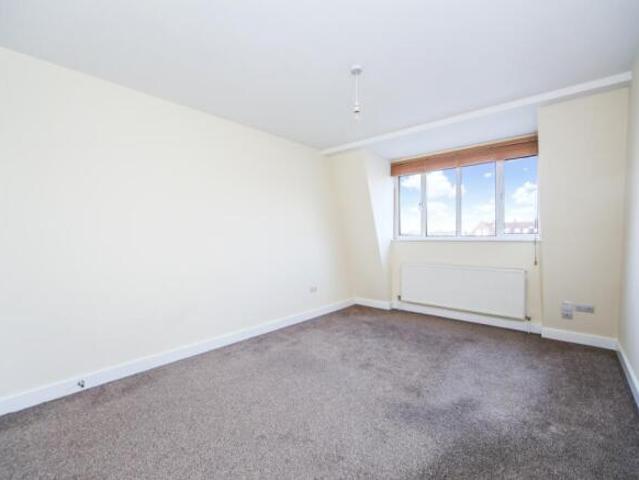 3 bedroom flat for rent in Holloway Road London N7