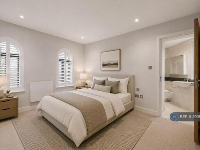 3 bedroom flat for rent in Holloway Road, London, N7