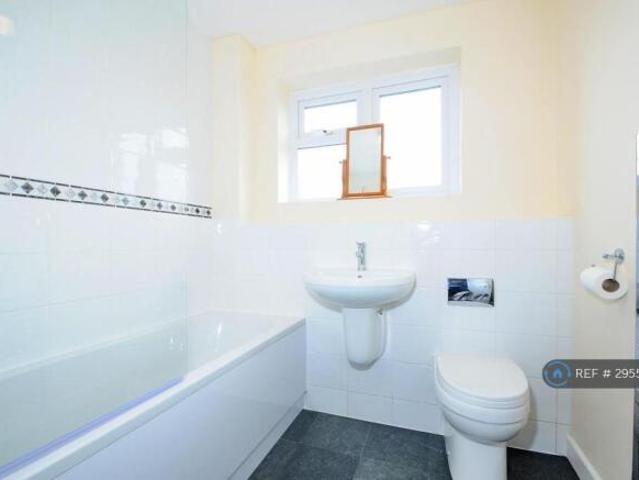 3 bedroom flat for rent in Horncastle Road, London, SE12