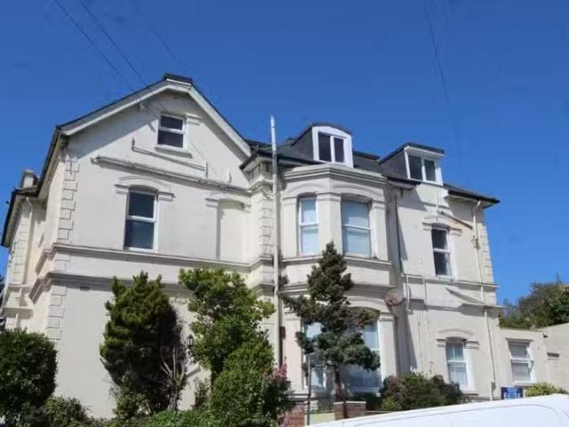 3 bedroom flat for rent in Hurst Road, Eastbourne, East Susint.