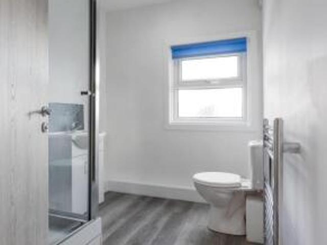 3 bedroom flat for rent in Hyde Park Road, Leeds, LS6