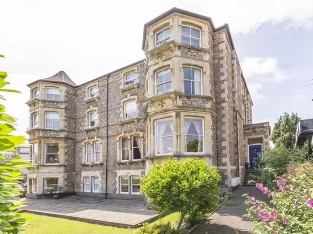 3 bedroom flat for rent in Julian Road, Sneyd Park, BS9