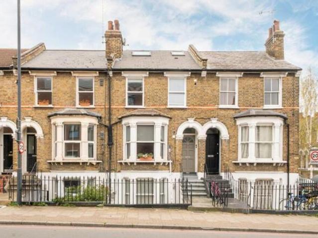 3 bedroom flat for rent in Kenworthy Road, Homerton, E9
