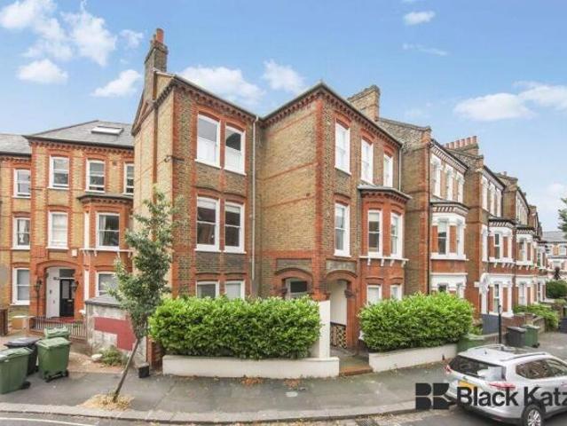 3 bedroom flat for rent in Kendoa Road, Clapham SW4