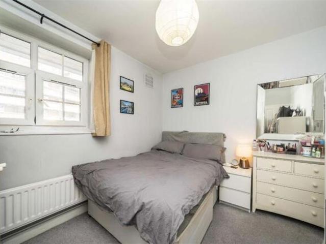 3 bedroom flat for rent in Kennington Park Road, Kennington, SE11