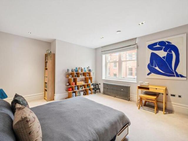 3 bedroom flat for rent in Kensington Court, Kensington, London W8