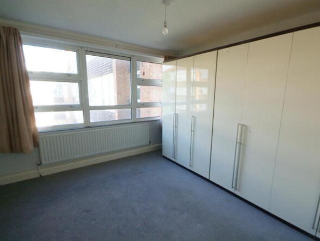 3 bedroom flat for rent in Sutherland Grove, Teddington, London, TW11