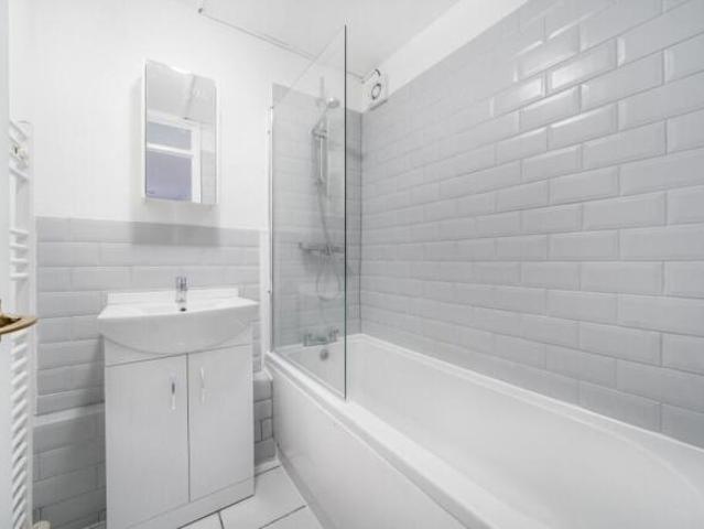 3 bedroom flat for rent in Kersfield Road, London, SW15
