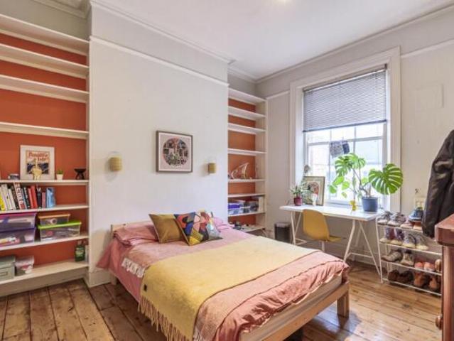 3 bedroom flat for rent in Kersley Street, Battersea, London, SW11