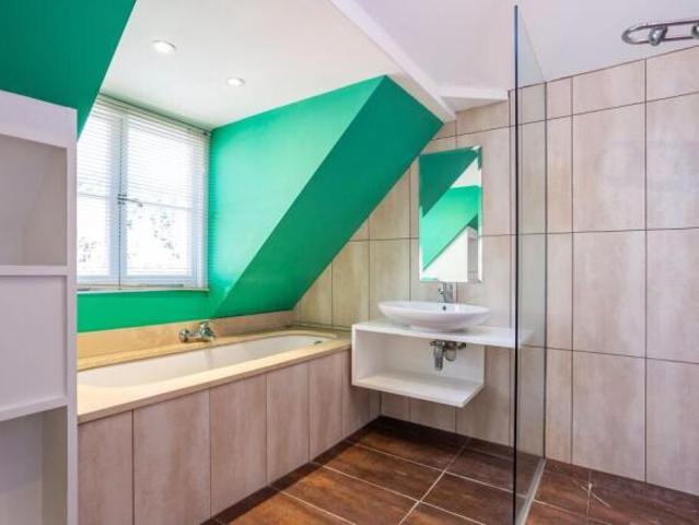 3 bedroom flat for rent in Keswick Road, East Putney, London, SW15