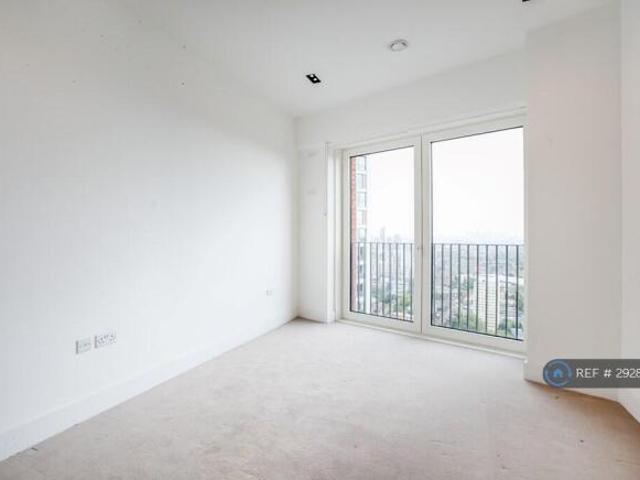 3 bedroom flat for rent in Keybridge Tower, London, SW8