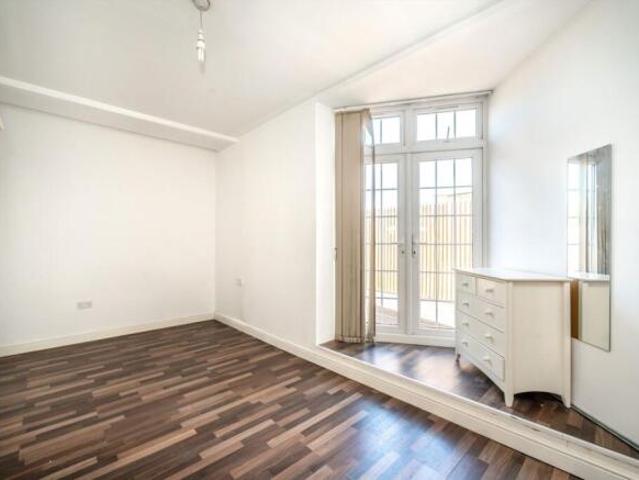3 bedroom flat for rent in King Street, Twickenham, TW1