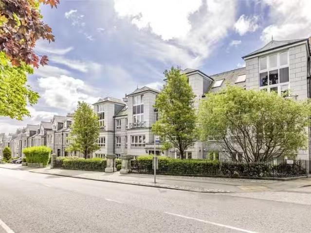3 bedroom flat for rent in King's Gate, Top Floor, AB15