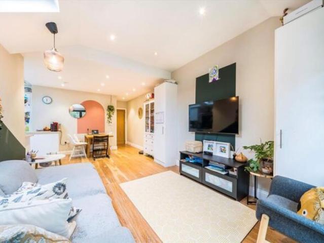3 bedroom flat for rent in Kingscourt Road, Streatham, SW16