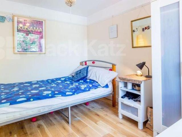 3 bedroom flat for rent in Kingsdown Road, Archway N19