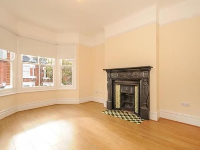 3 bedroom flat for rent in Kinsale Road, London, SE15