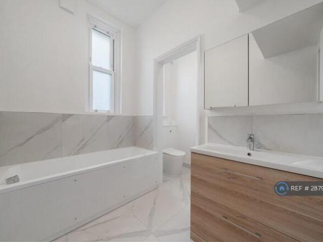 3 bedroom flat for rent in Kidbrooke Park Road, London, SE3