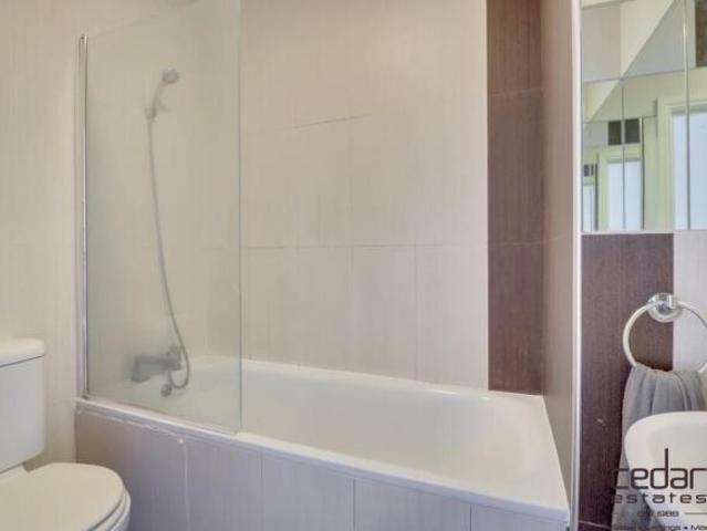 3 bedroom flat for rent in Kilburn High Road, Kilburn NW6
