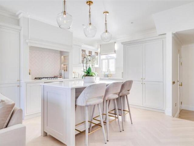 3 bedroom flat for rent in Kilkie Street, Fulham, SW6