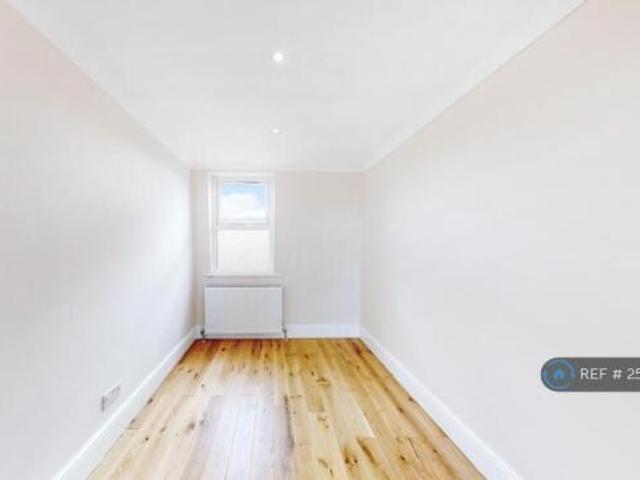 3 bedroom flat for rent in Kyverdale Road, London, N16
