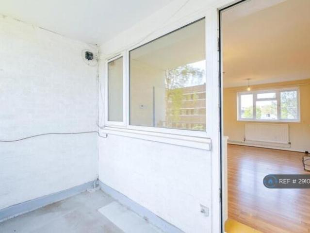 3 bedroom flat for rent in Langhurst House, London, SW11