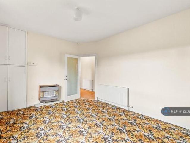 3 bedroom flat for rent in Larchfield Avenues, Glasgow, G14