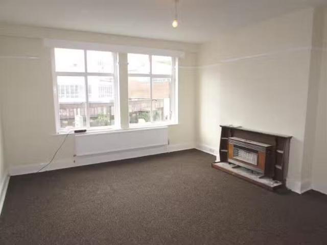 3 bedroom flat for rent in Large Three Bedroom Town Centre Apa.