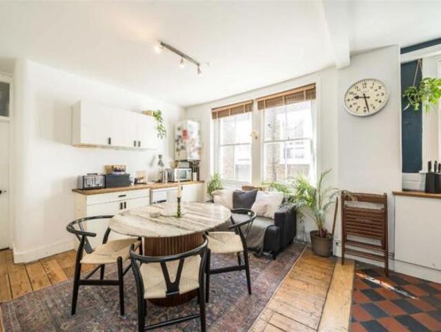 3 bedroom flat for rent in Latchmere Road, London, SW11