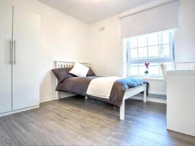 3 bedroom flat for rent in Law Street, London, SE1