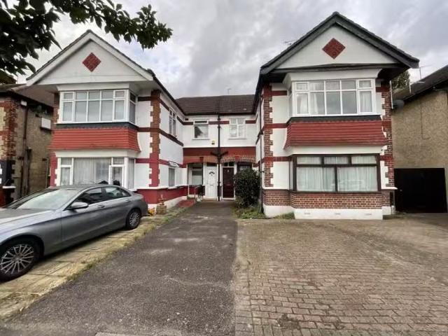 3 bedroom flat for rent in Lechmere Avenue, Woodford,, IG8