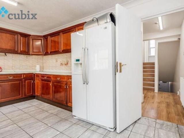 3 bedroom flat for rent in Lee High Road, London, SE13