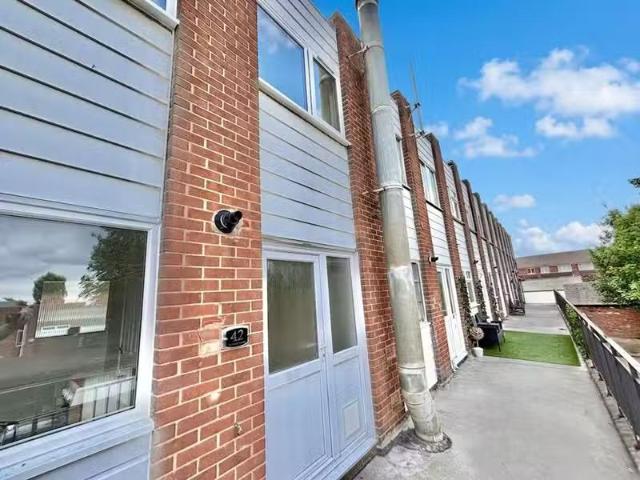 3 bedroom flat for rent in Leicester Street, Bulkington, CV12