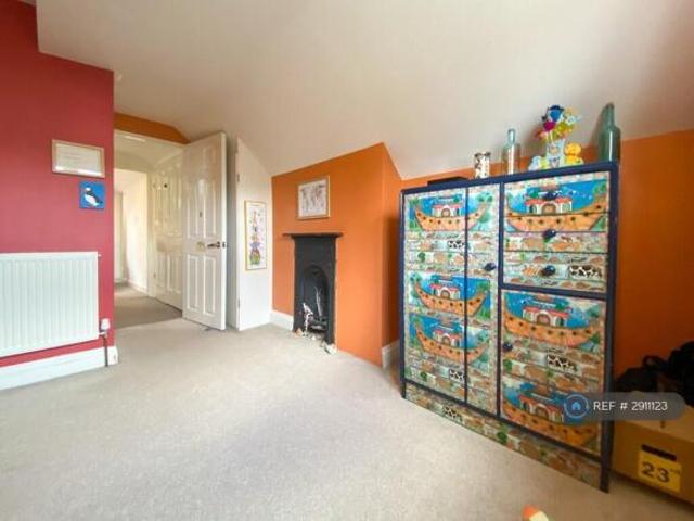 3 bedroom flat for rent in Leigham Vale, London, SW16