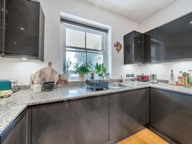 3 bedroom flat for rent in Lewisham Way, Brockley, London, SE4