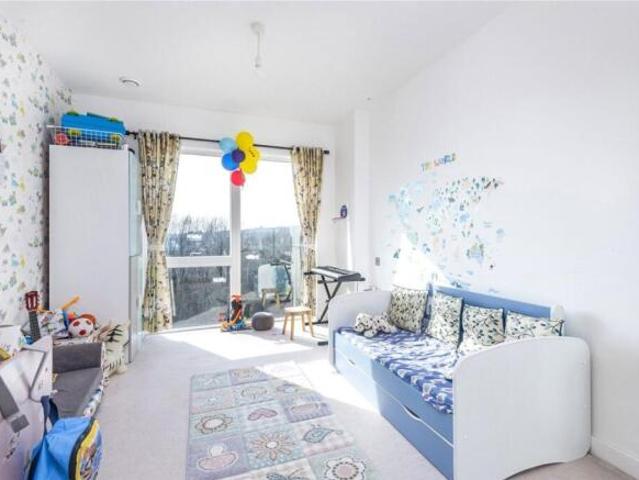 3 bedroom flat for rent in Lismore Boulevard, Colindale, NW9