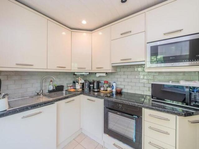 3 bedroom flat for rent in London Road, Twickenham, TW1
