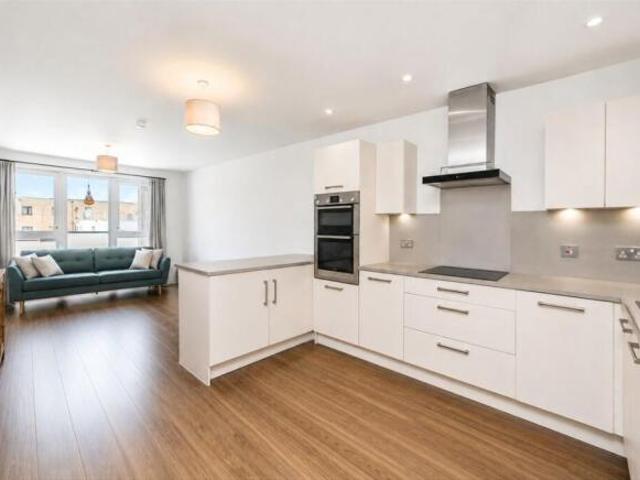 3 bedroom flat for rent in London Road, Isleworth, TW7