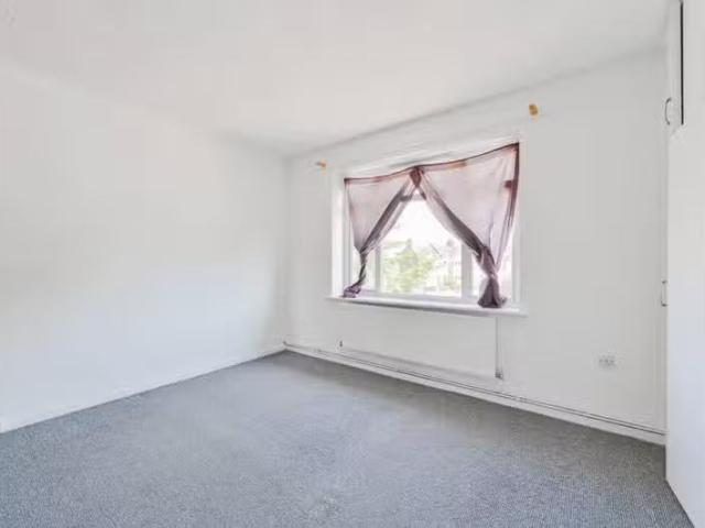 3 bedroom flat for rent in London Road, Mitcham, CR4