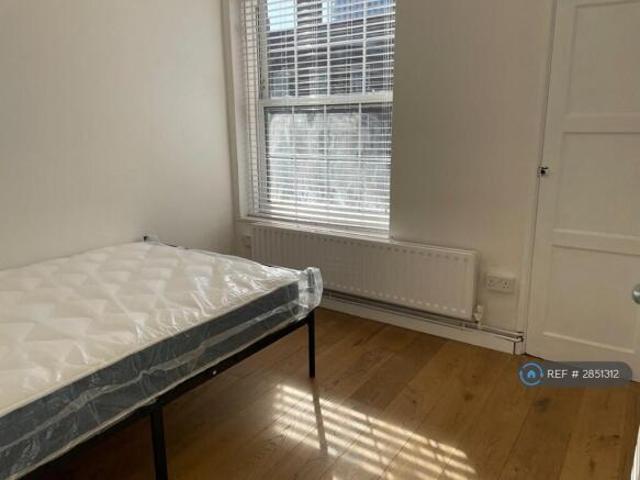 3 bedroom flat for rent in Longridge House, London, SE1