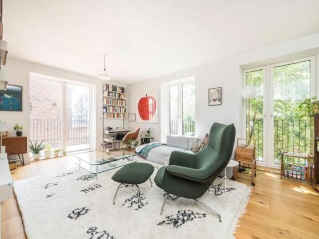 3 bedroom flat for rent in Loddiges Road, Hackney, E9