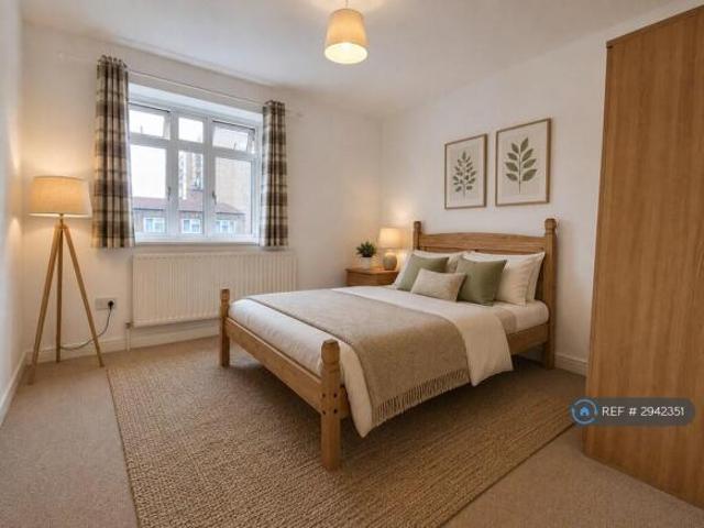 3 bedroom flat for rent in Lowth Road, London, SE5