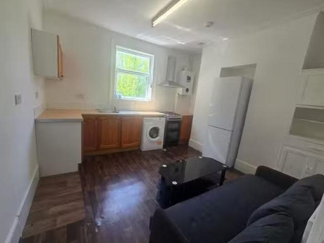 3 bedroom flat for rent in Lower Addiscombe Road, Croydon, CR0